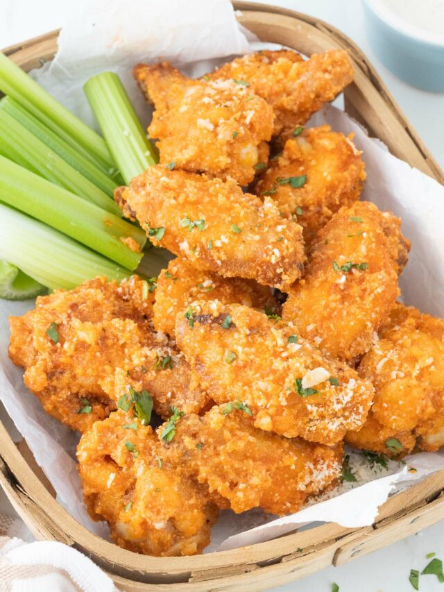 Garlic Parmesan Buffalo Wings BEYOND THE NOMS Garlic Parmesan Buffalo Wings BEYOND THE NOMS
