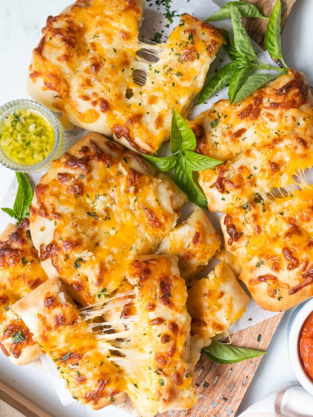 Mozzarella and Cheddar Stuffed Cheesy Bread - BEYOND THE NOMS